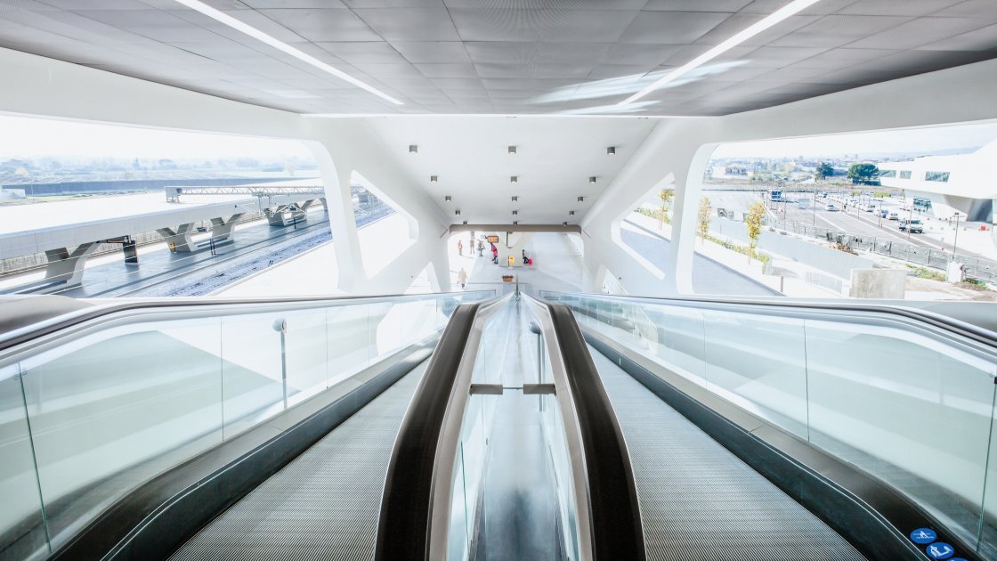 Moving walkways - Horizontal & inclined solutions | Schindler U.S.
